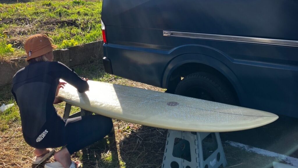 サーフィンに夢中になると、サーフボードの幅、形状などが気になってくるもの。もう一歩踏み込んでサーフボードを検討したいという初級者に向けて ...